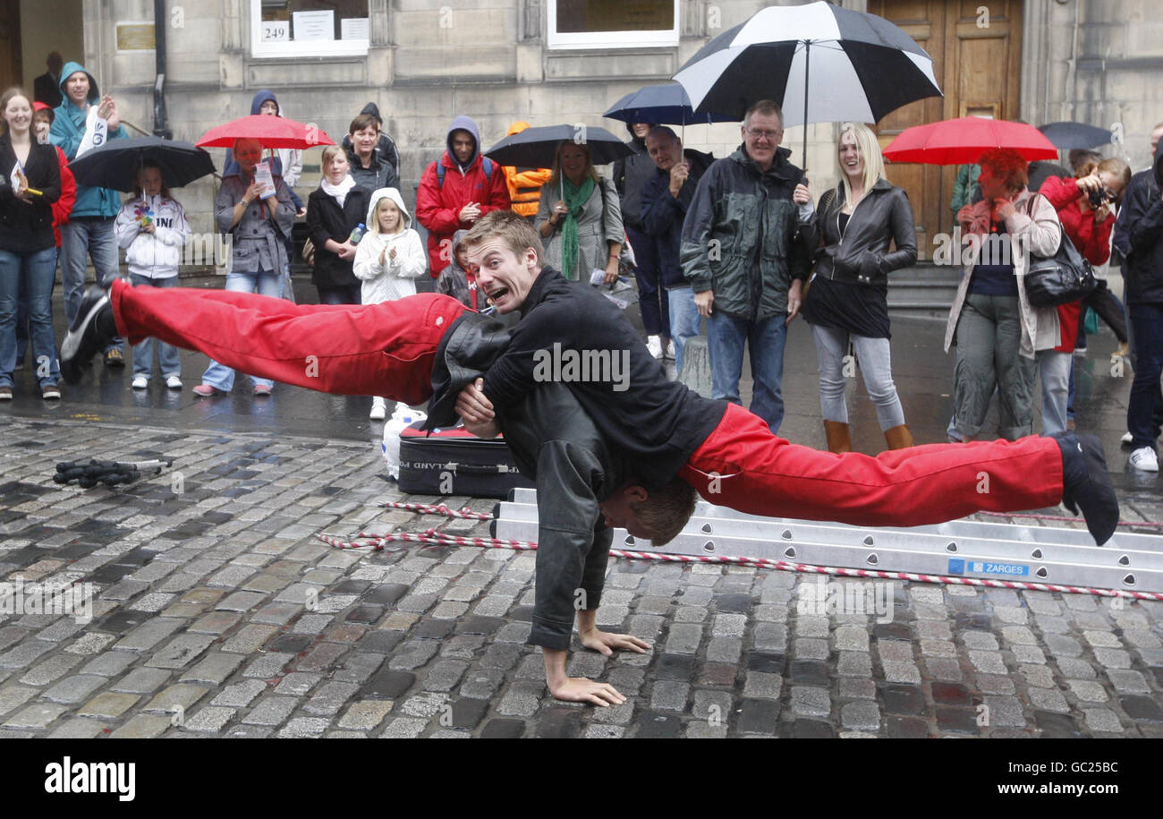 Street performers on Edinburgh's Royal Mile during the Edinburgh Fringe ...