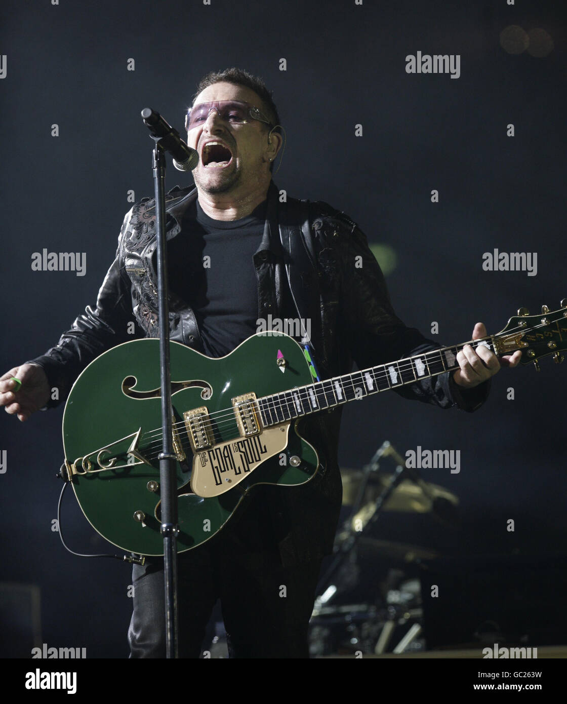 U perform wembley stadium hi-res stock photography and images - Alamy