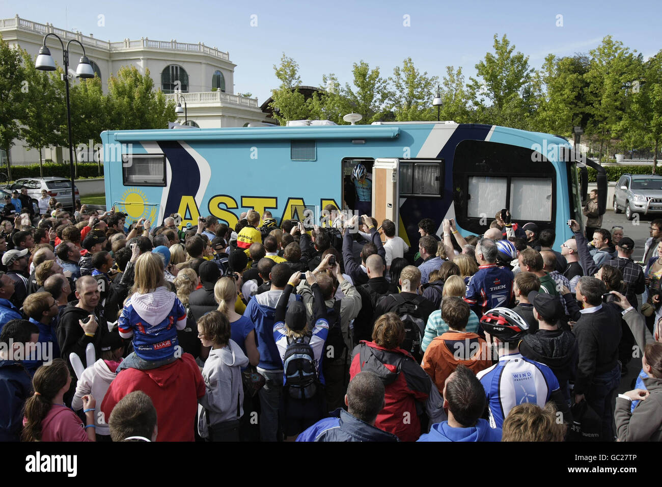 Hundreds of fans gather around Lance Armstrongs tour bus before the ...