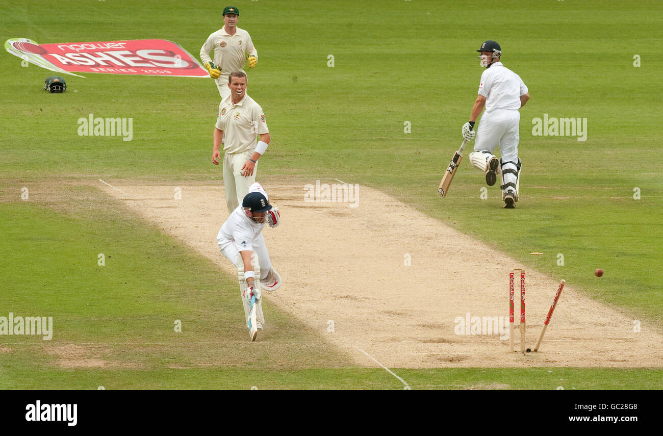 Cricket full length stretch hi-res stock photography and images - Alamy