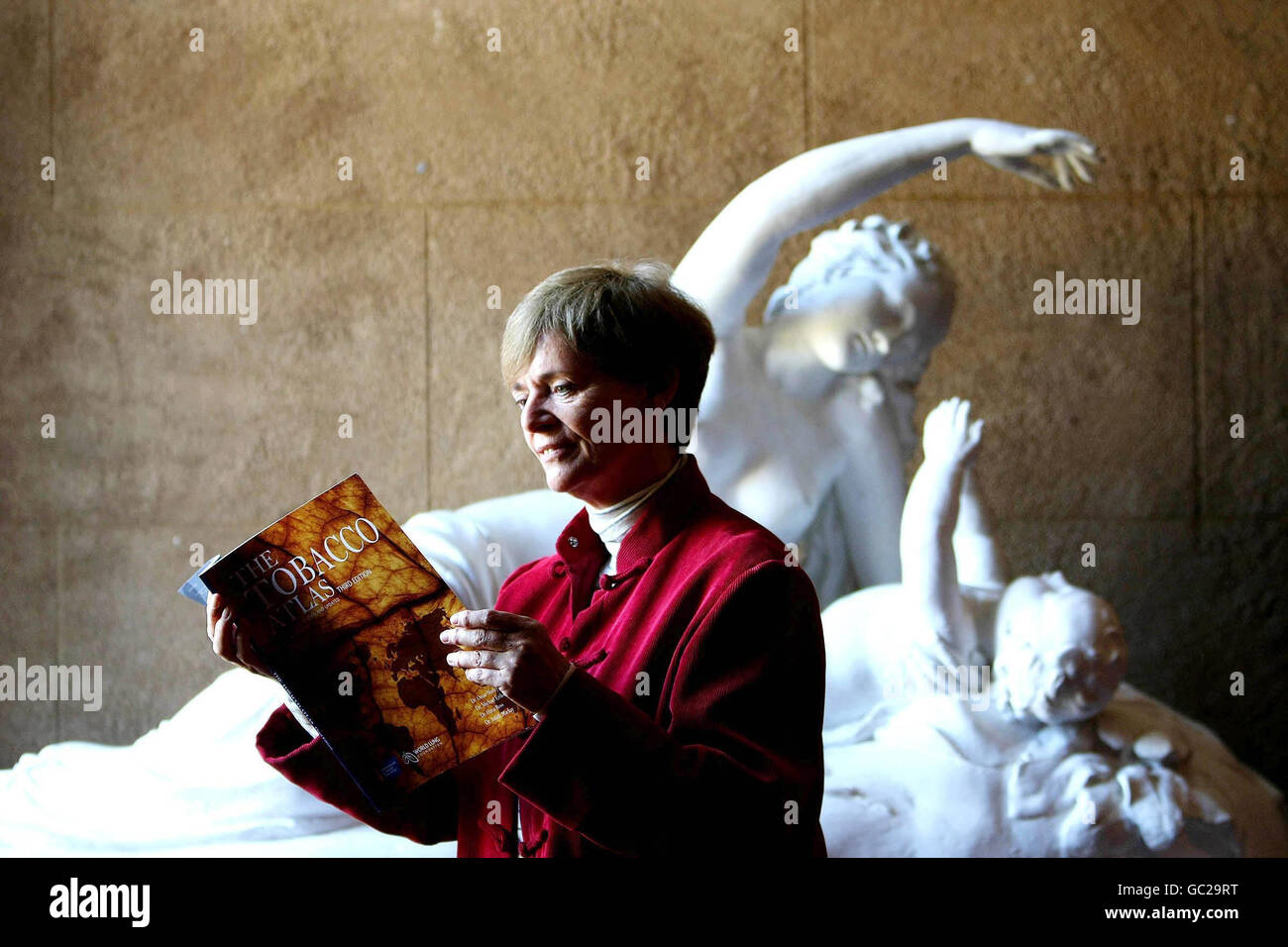 Statue of atlas holding the world hi-res stock photography and images ...