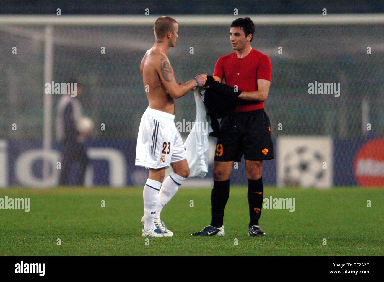 Roma's Raffaele De Martino swaps shirts with Real Madrid's David ...