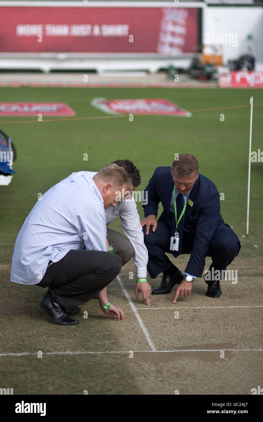 Competition winners with Surrey coach Alec Stewart (right) take a look ...