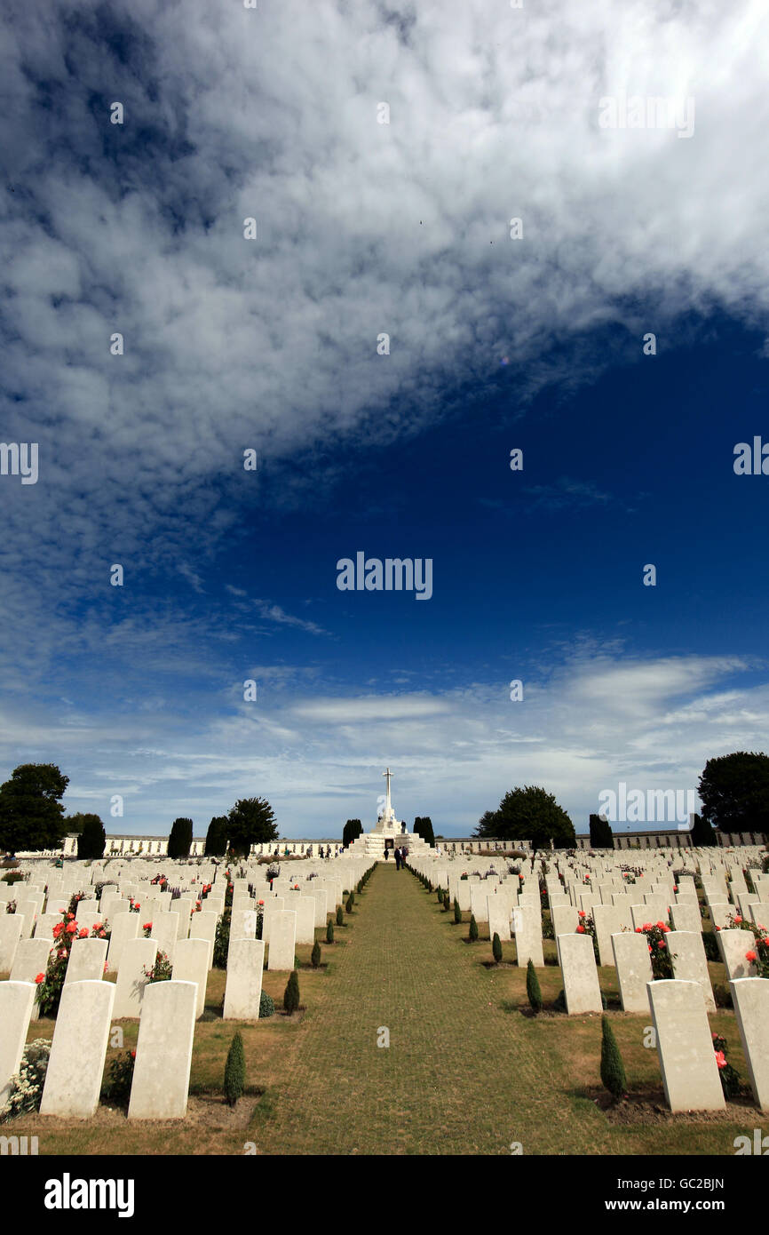 Worlds largest ww1 cemetery commonwealth hi-res stock photography and ...