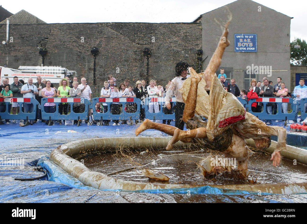 ALTERNATE CROP Brett Holt (top) and Adam Groom take part in the World ...