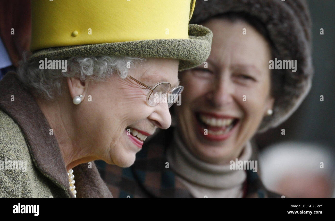 Queen elizabeth ii smile headshot hi-res stock photography and images ...