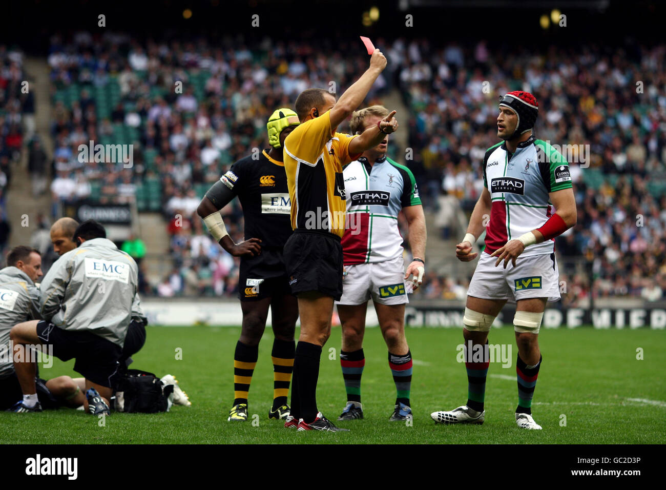 Referee dean richards during the guinness premiership match at ...