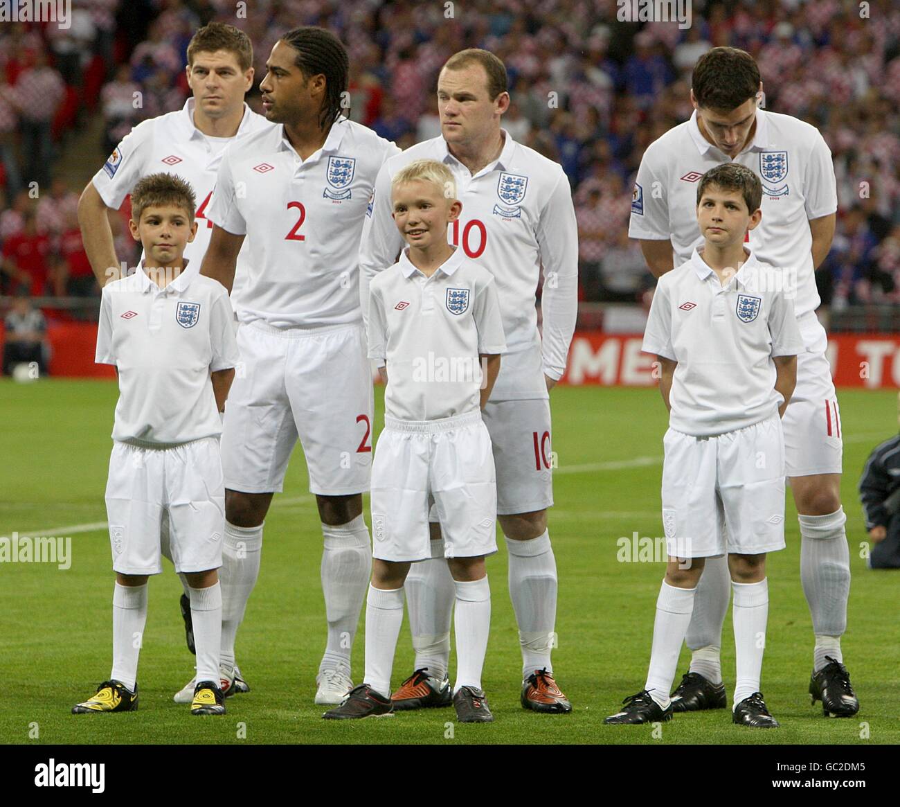 Wayne rooney and gareth barry with mascots hi-res stock photography and ...