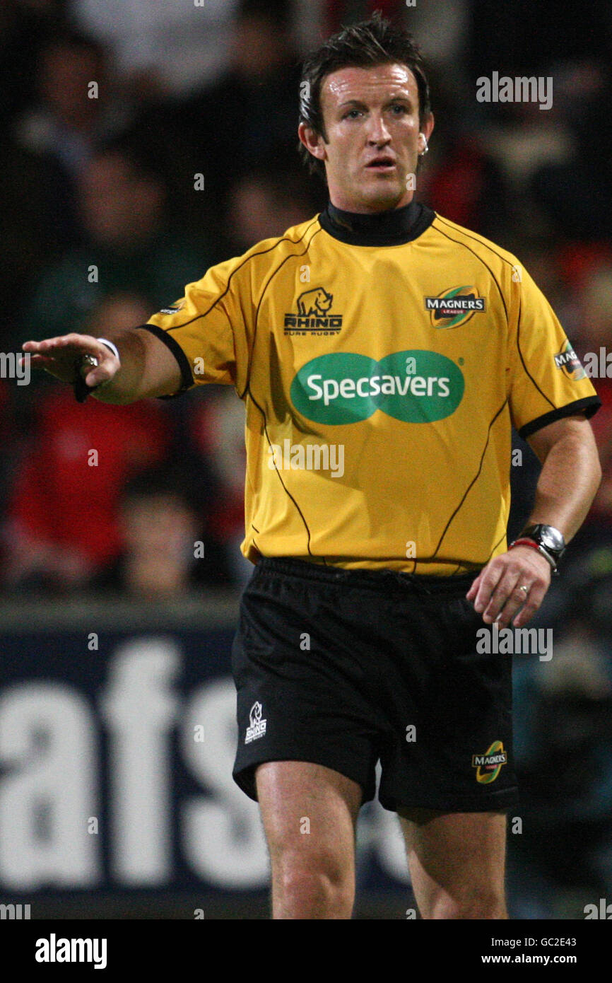 James jones referee hi-res stock photography and images - Alamy