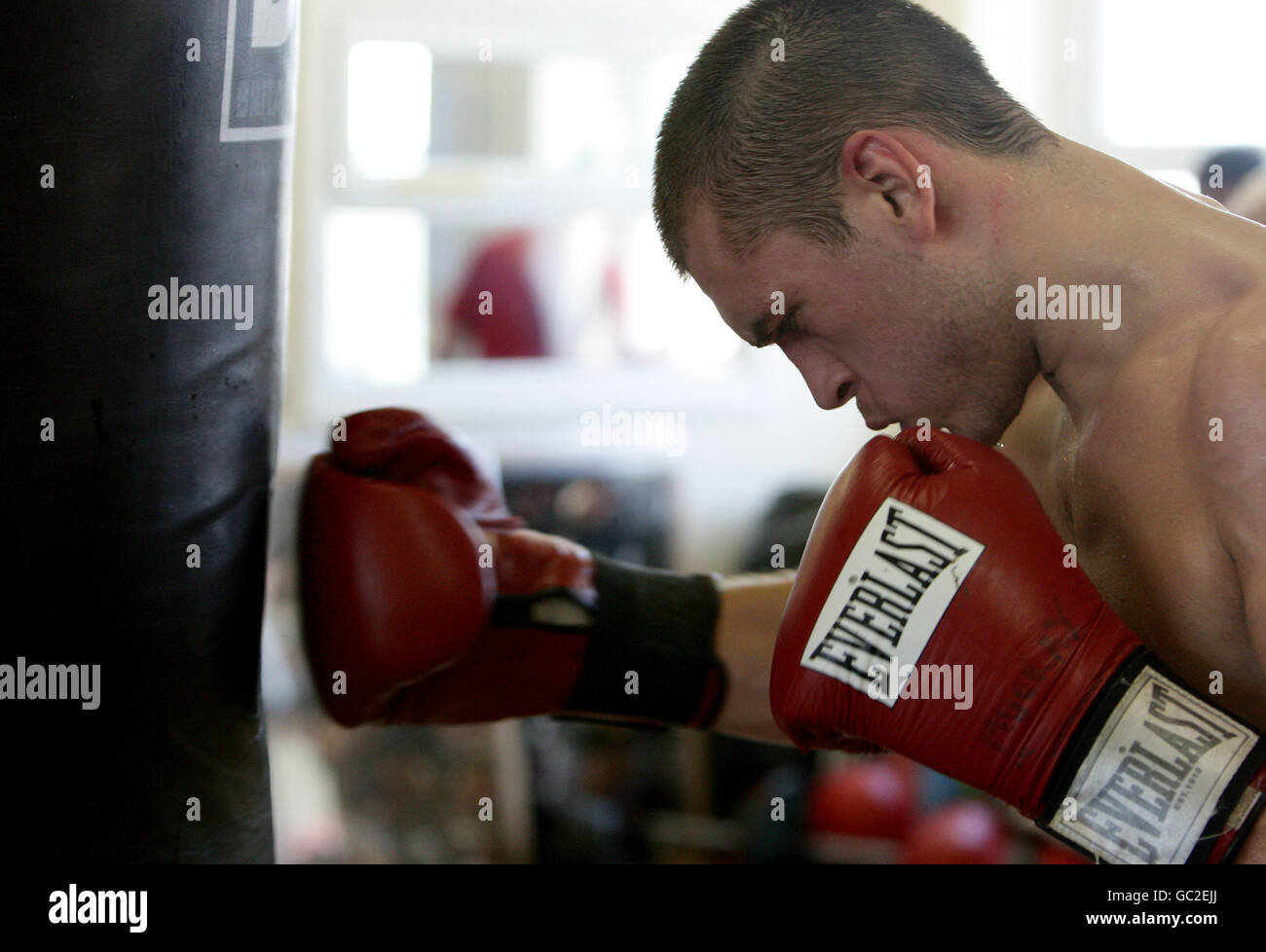 Boxer john murray at gallaghers gym in hyde hi-res stock photography ...