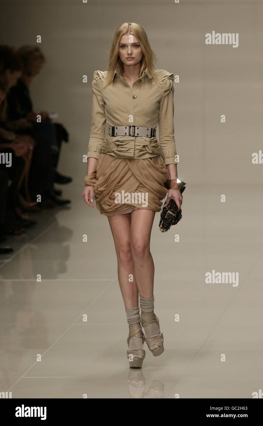 London Fashion Week - Burberry Catwalk Stock Photo - Alamy