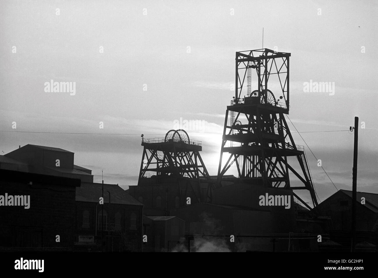 Pithead winding gear at dinnington colliery hi-res stock photography ...