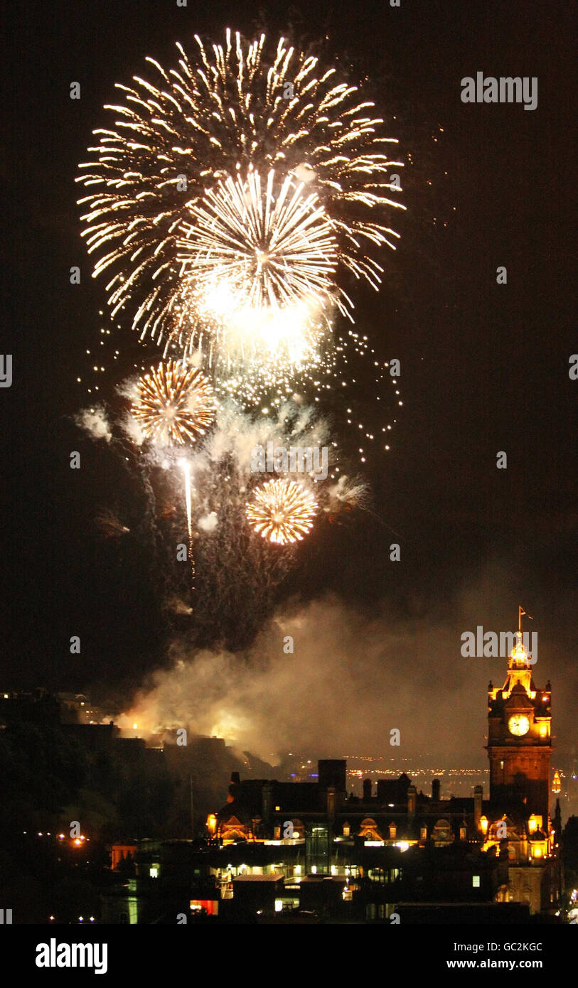 Edinburgh castle fireworks display hi-res stock photography and images ...