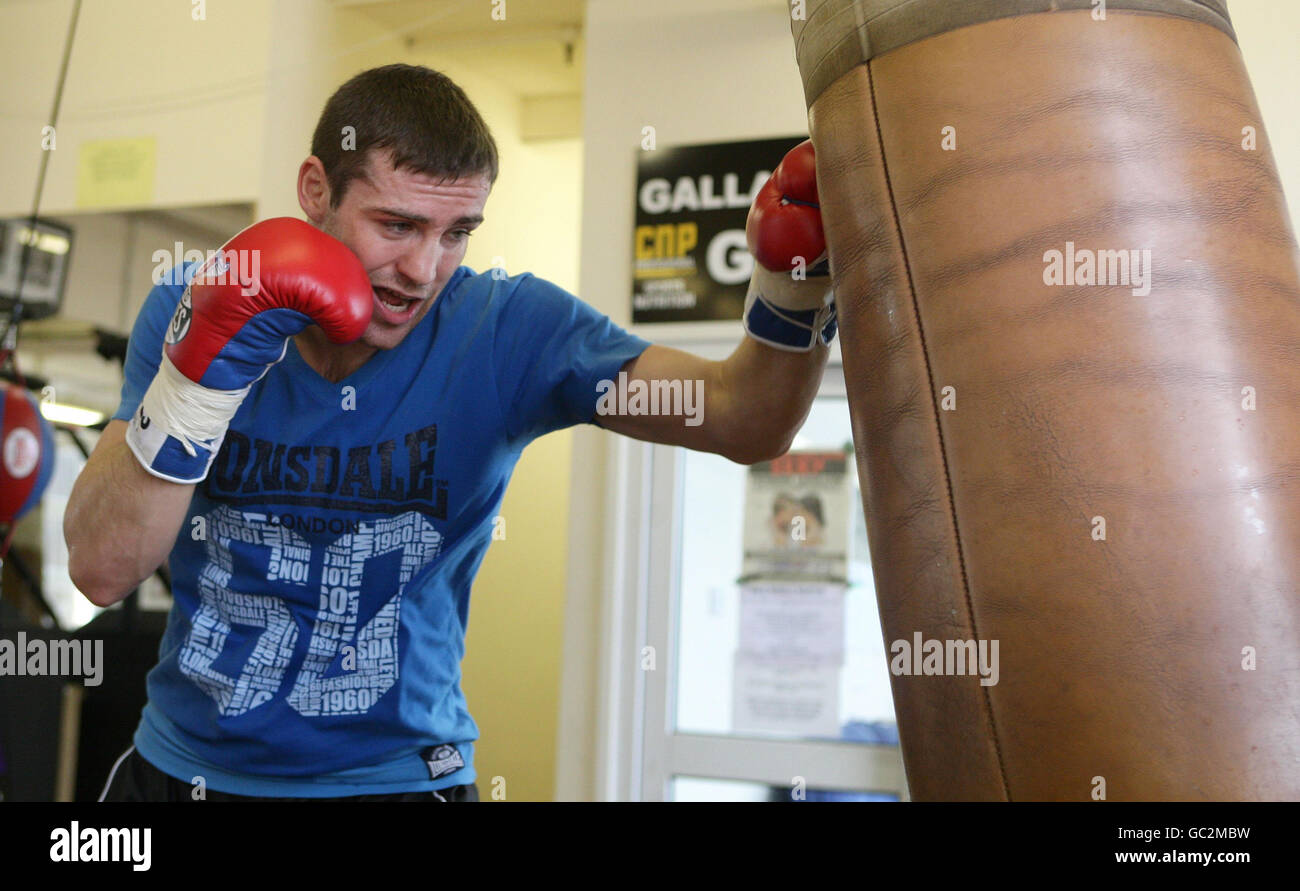 Boxer matthew macklin at gallaghers gym in hyde hi-res stock ...