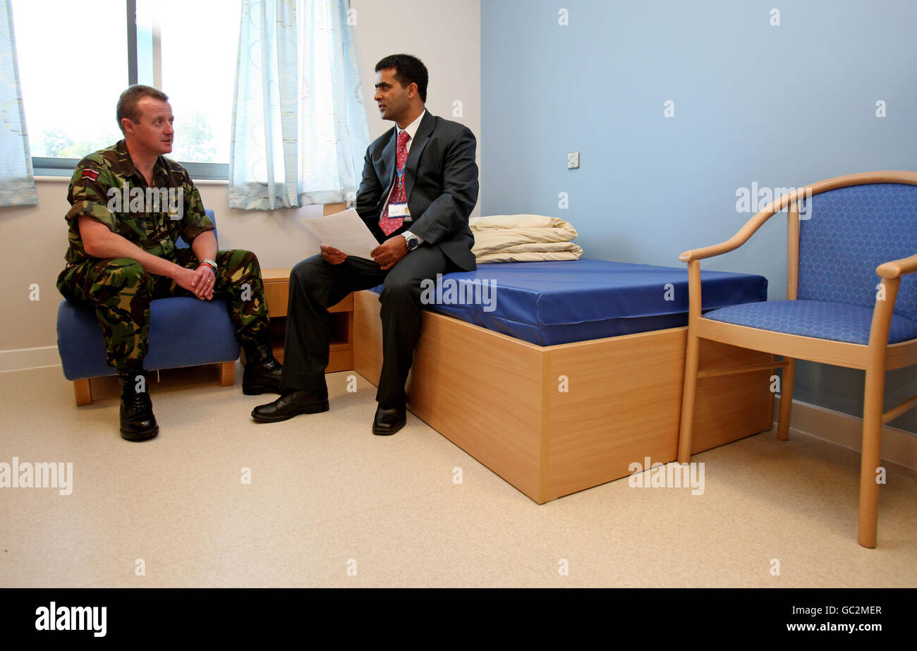 Military doctor treatment High Resolution Stock Photography and Images ...