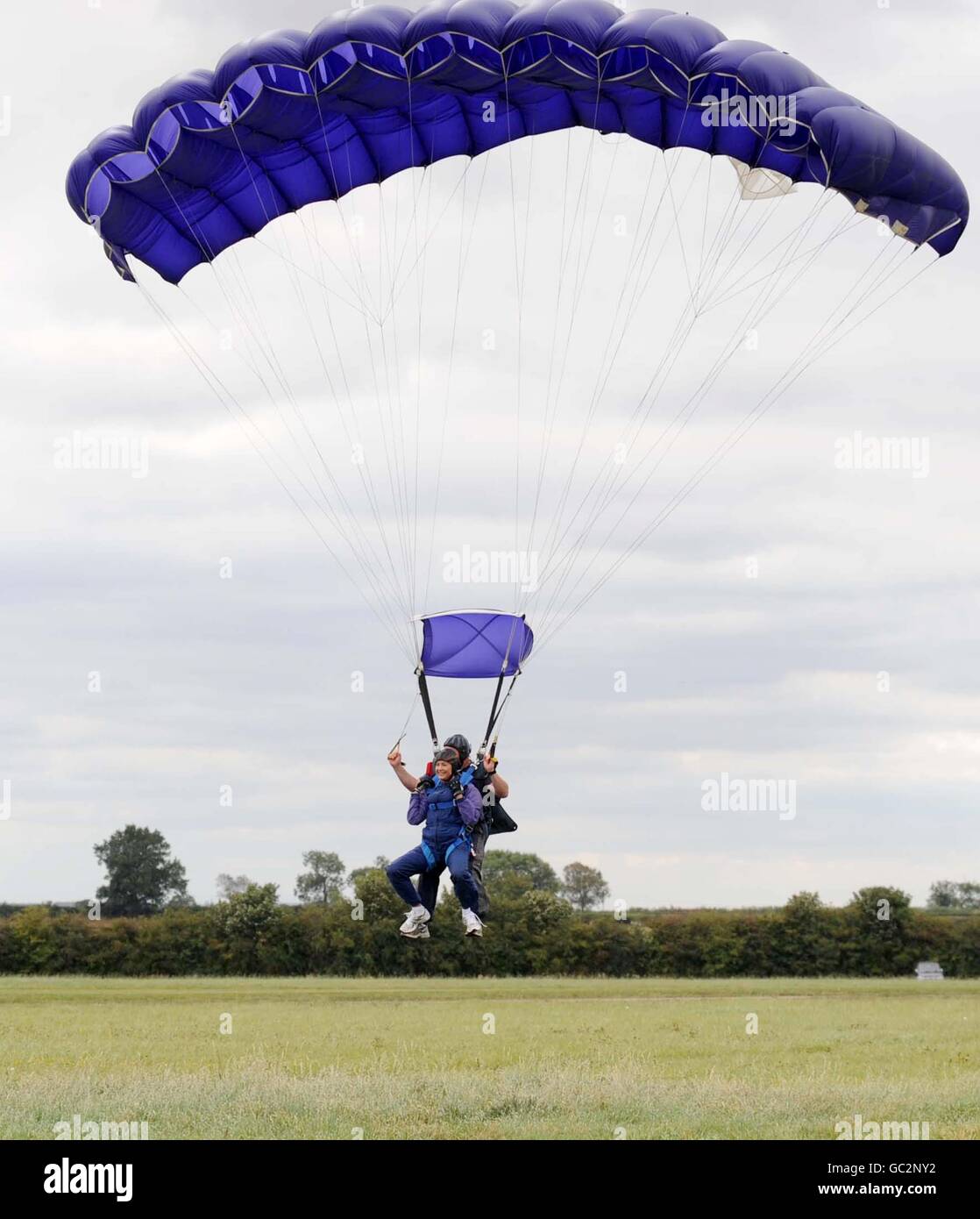 Lisa Snowdon charity parachute jump Stock Photo - Alamy