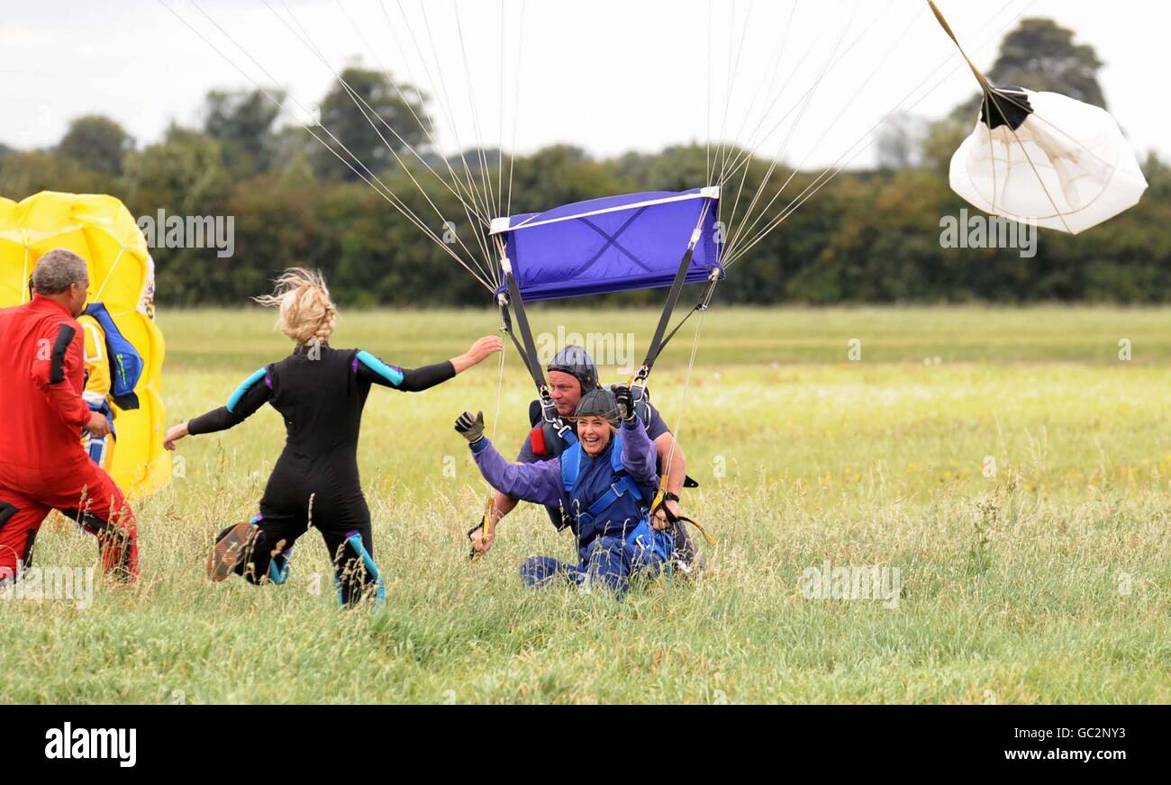 Lisa Snowdon charity parachute jump Stock Photo - Alamy