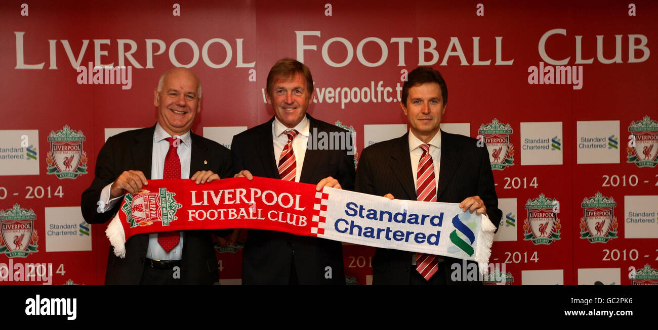 Standard Chartered Banks Group Executive Director Gareth Bullock (left ...