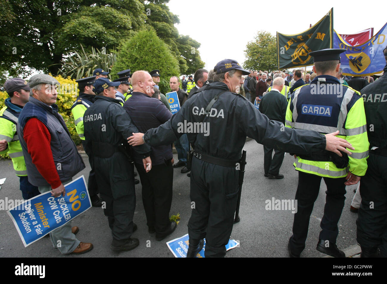 Police riot gear hi-res stock photography and images - Alamy