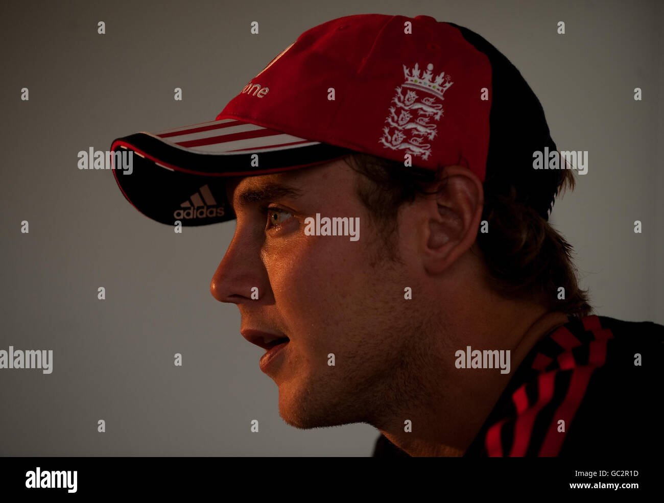 Cricket player bowler side view hi-res stock photography and images - Alamy