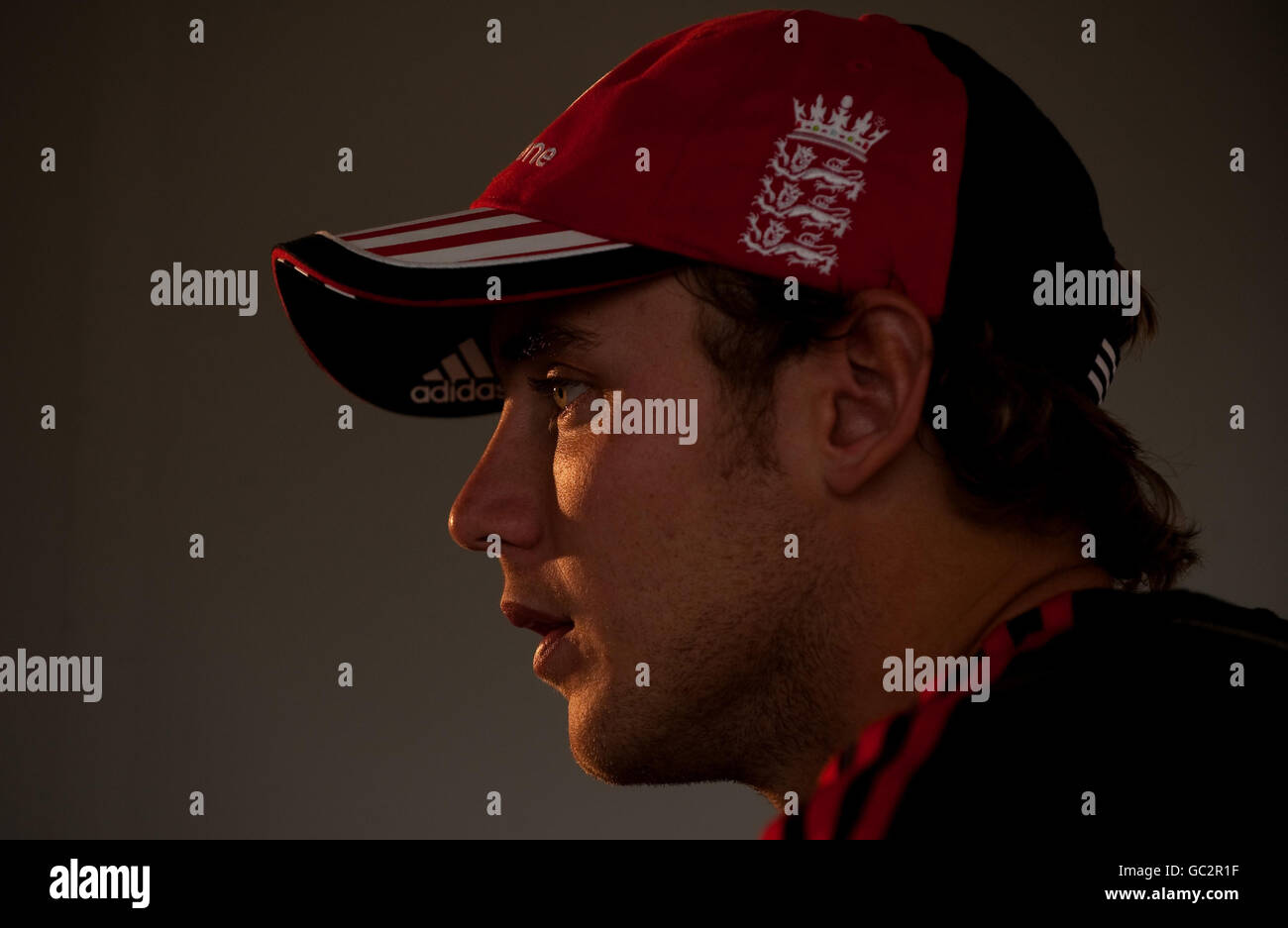 Cricket player bowler side view hi-res stock photography and images - Alamy