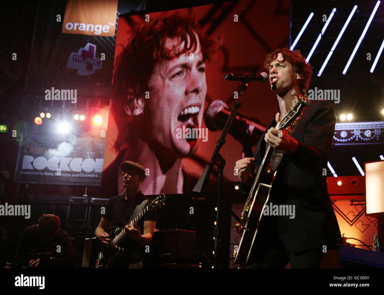 Singing johnny borrell of razorlight hi-res stock photography and ...