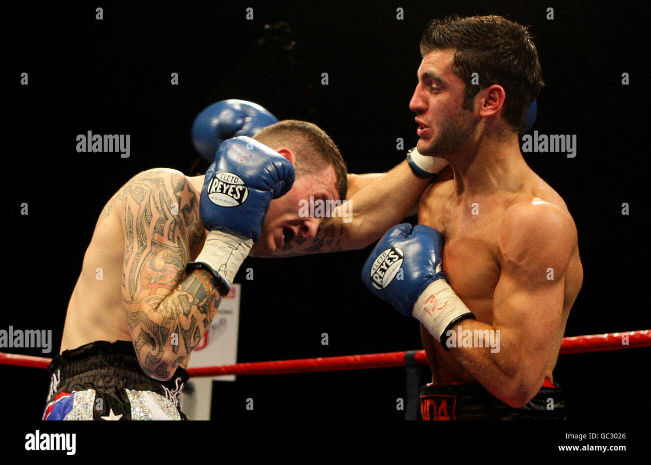 Cello Renda (right) and Sam Horton during their British Middleweight ...