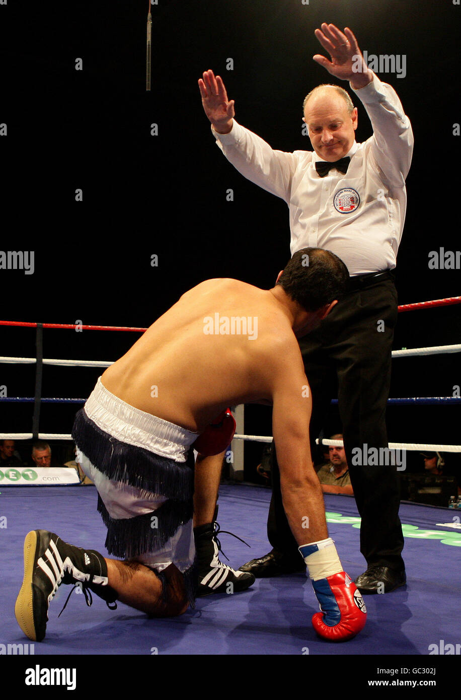 Boxing - European Middleweight Title Fight - Michael Macklin v Amin ...