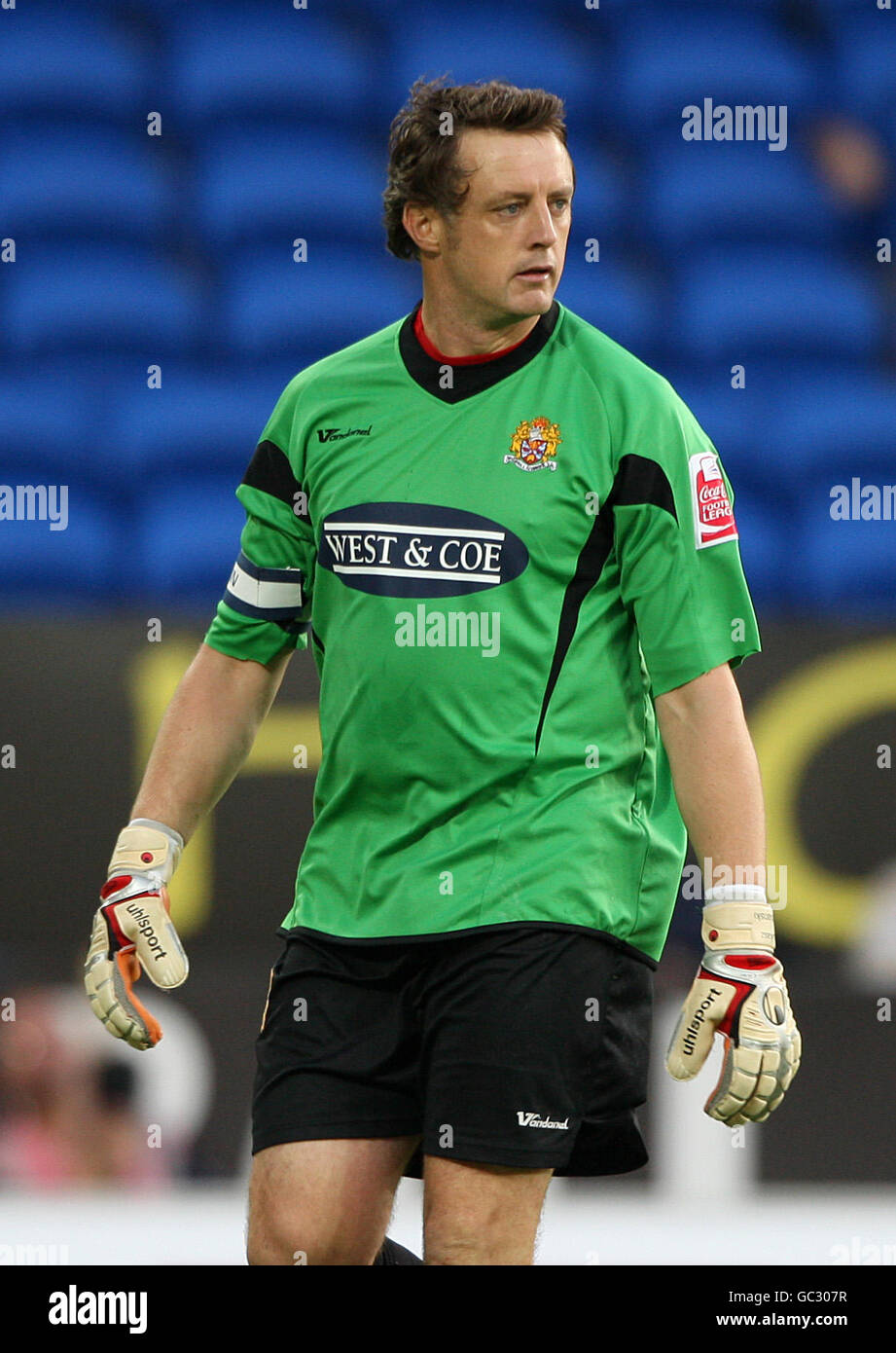 Dagenham redbridge goalkeeper tony roberts hi-res stock photography and ...