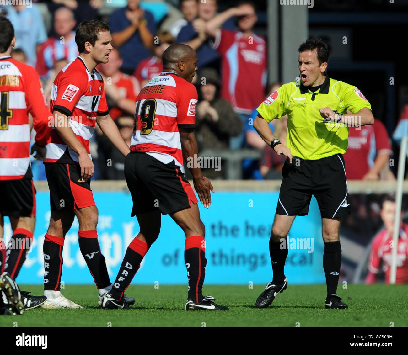 Players arguing with referee hi-res stock photography and images - Alamy
