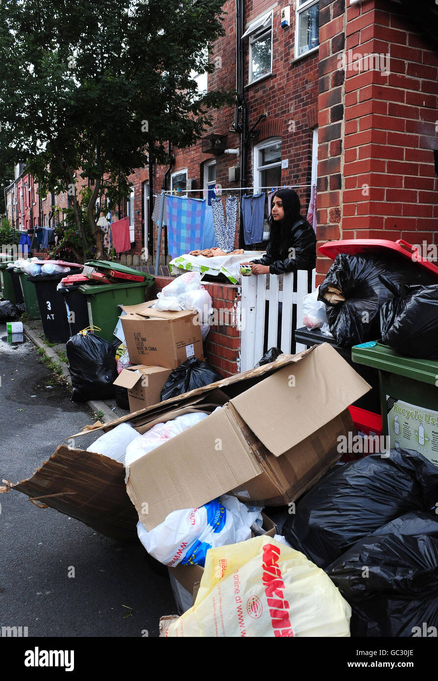 Binmen dispute hi-res stock photography and images - Alamy