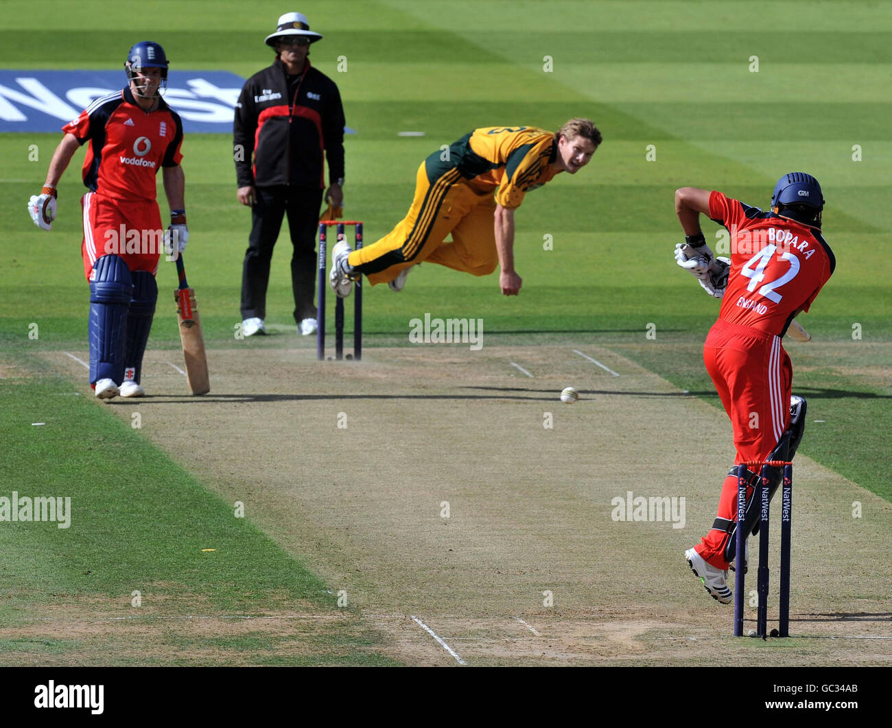 Cricket action bowling jumping hi-res stock photography and images - Alamy