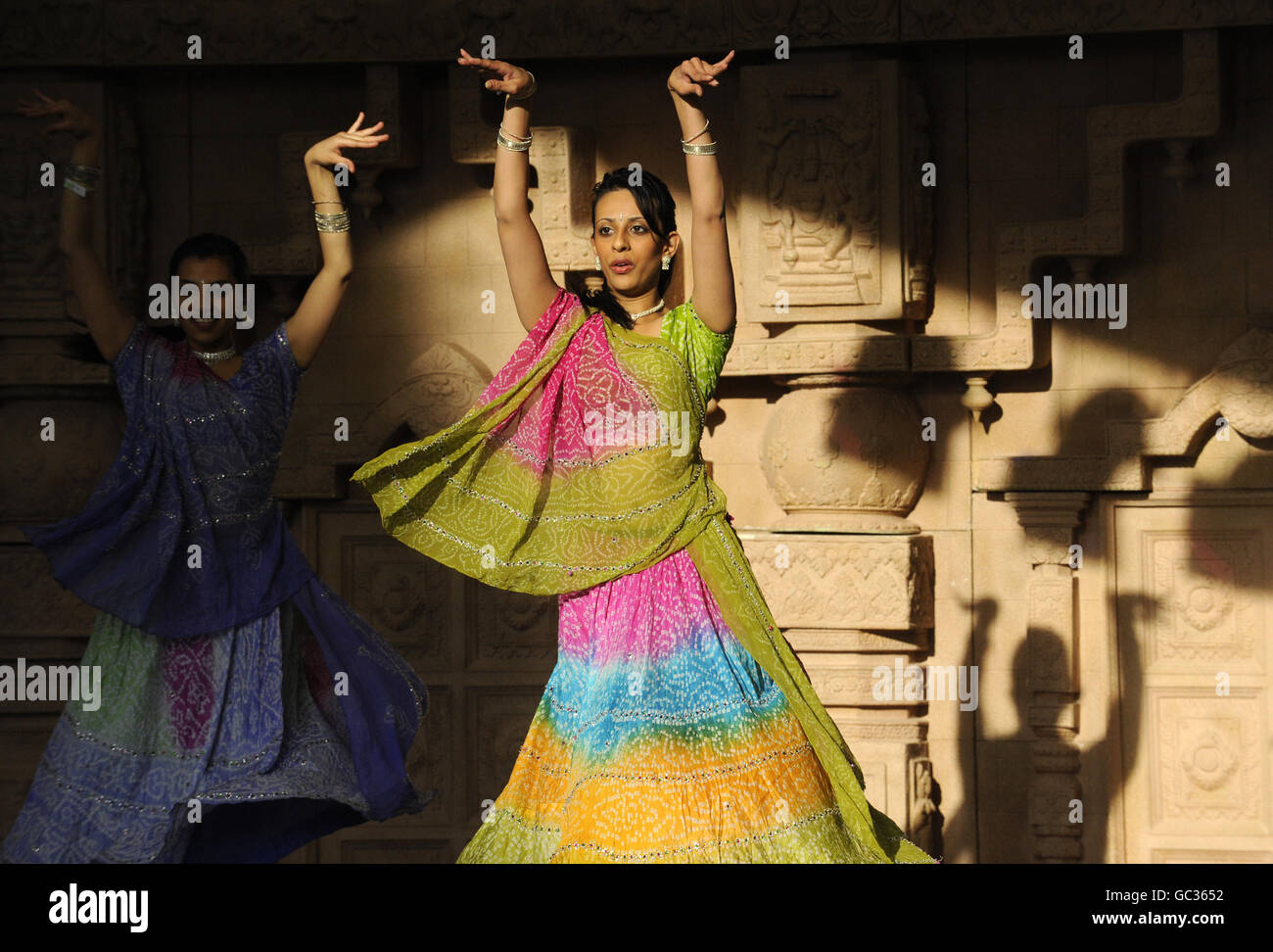 Bollywood dance group hi-res stock photography and images - Alamy