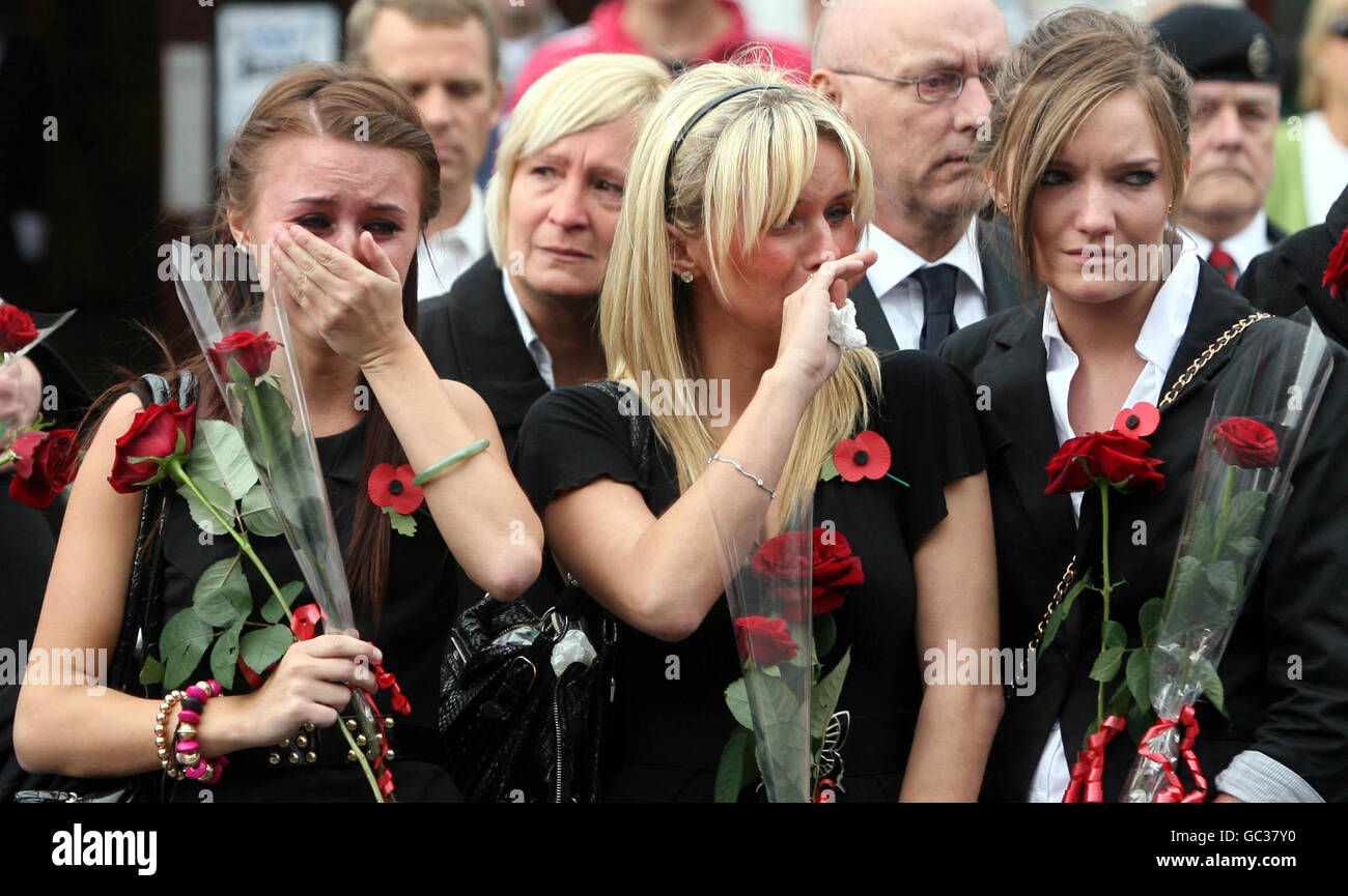 Standing watching death dead body army soldier hi-res stock photography ...