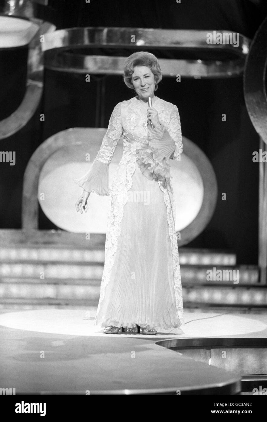 145765 5 full length on stage singing veralynncollection full length hi ...