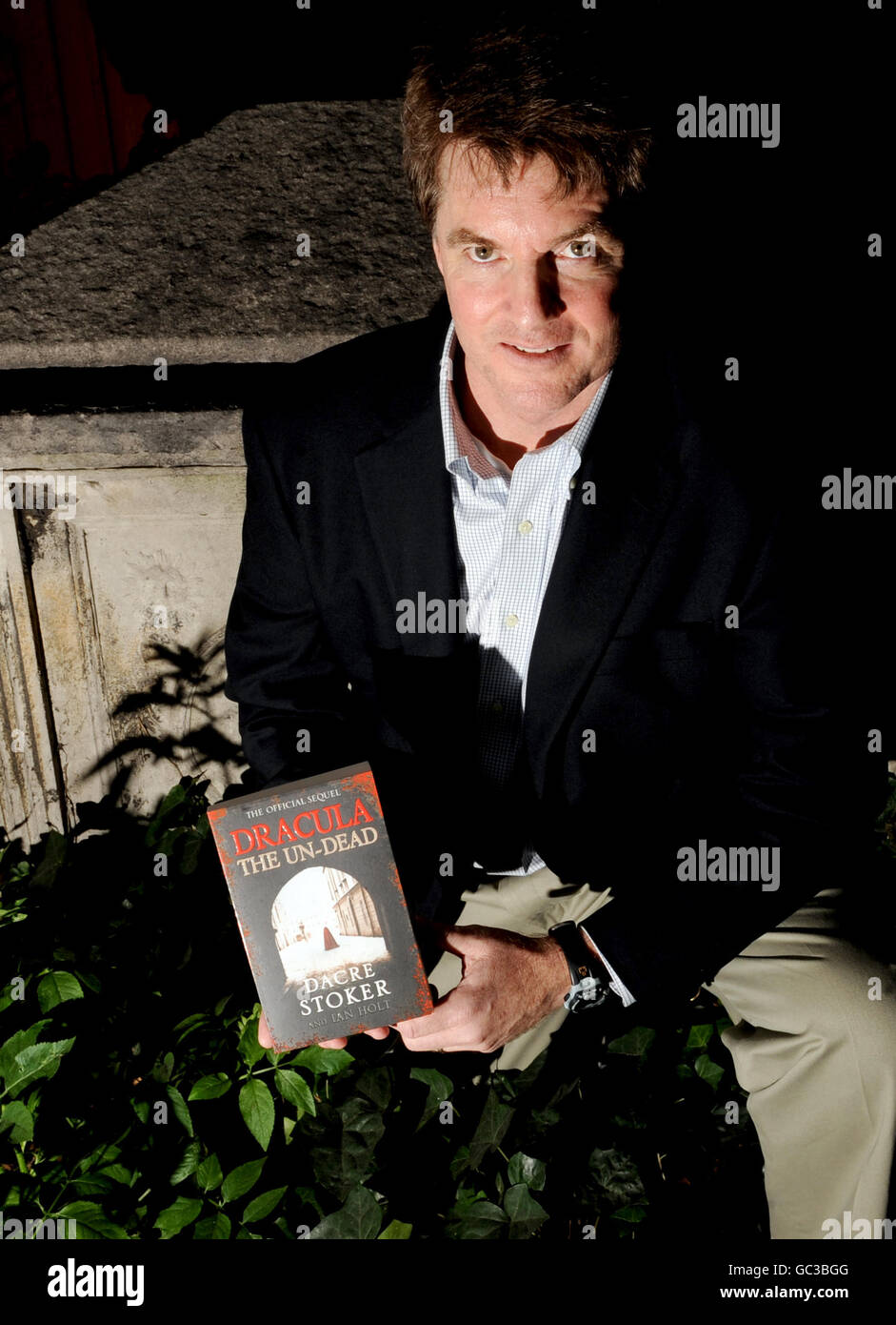 A dracula sequel in a london cemetery hi-res stock photography and ...