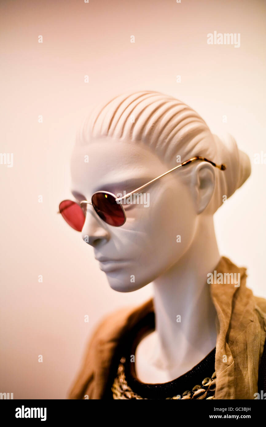 Manikin shop windows hi-res stock photography and images - Alamy
