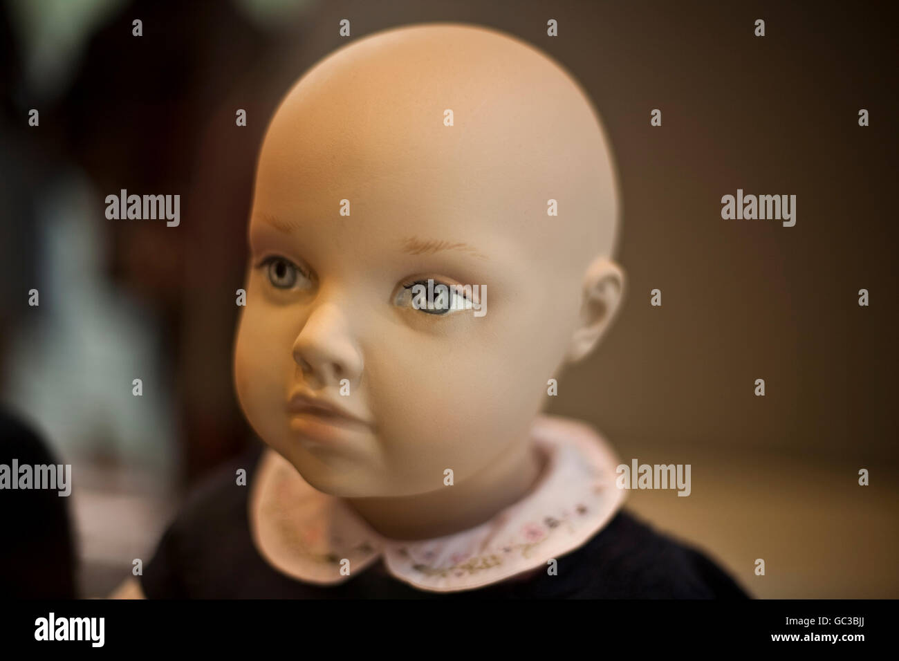 Manikin shop windows hi-res stock photography and images - Alamy