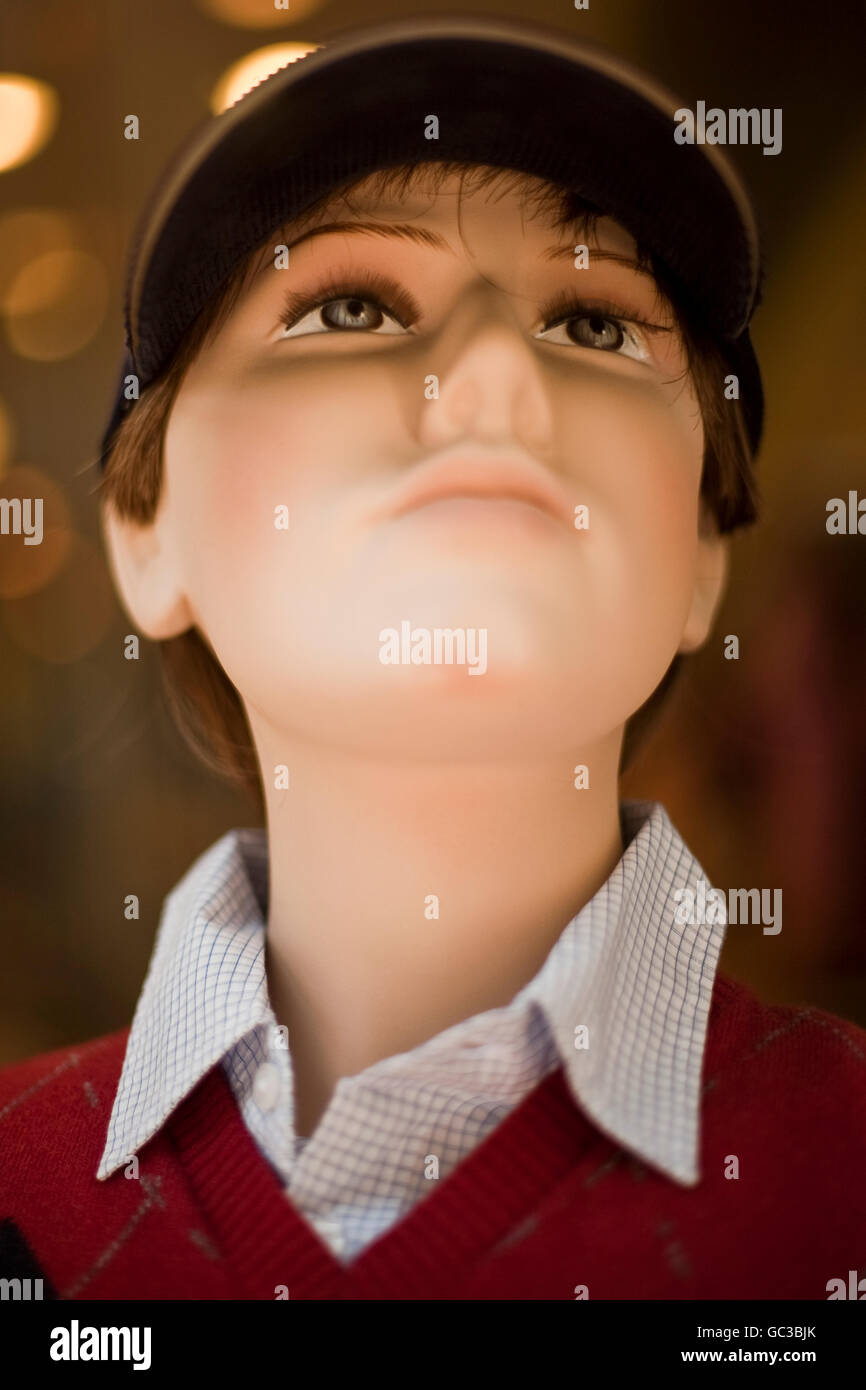 Manikin shop windows hi-res stock photography and images - Alamy