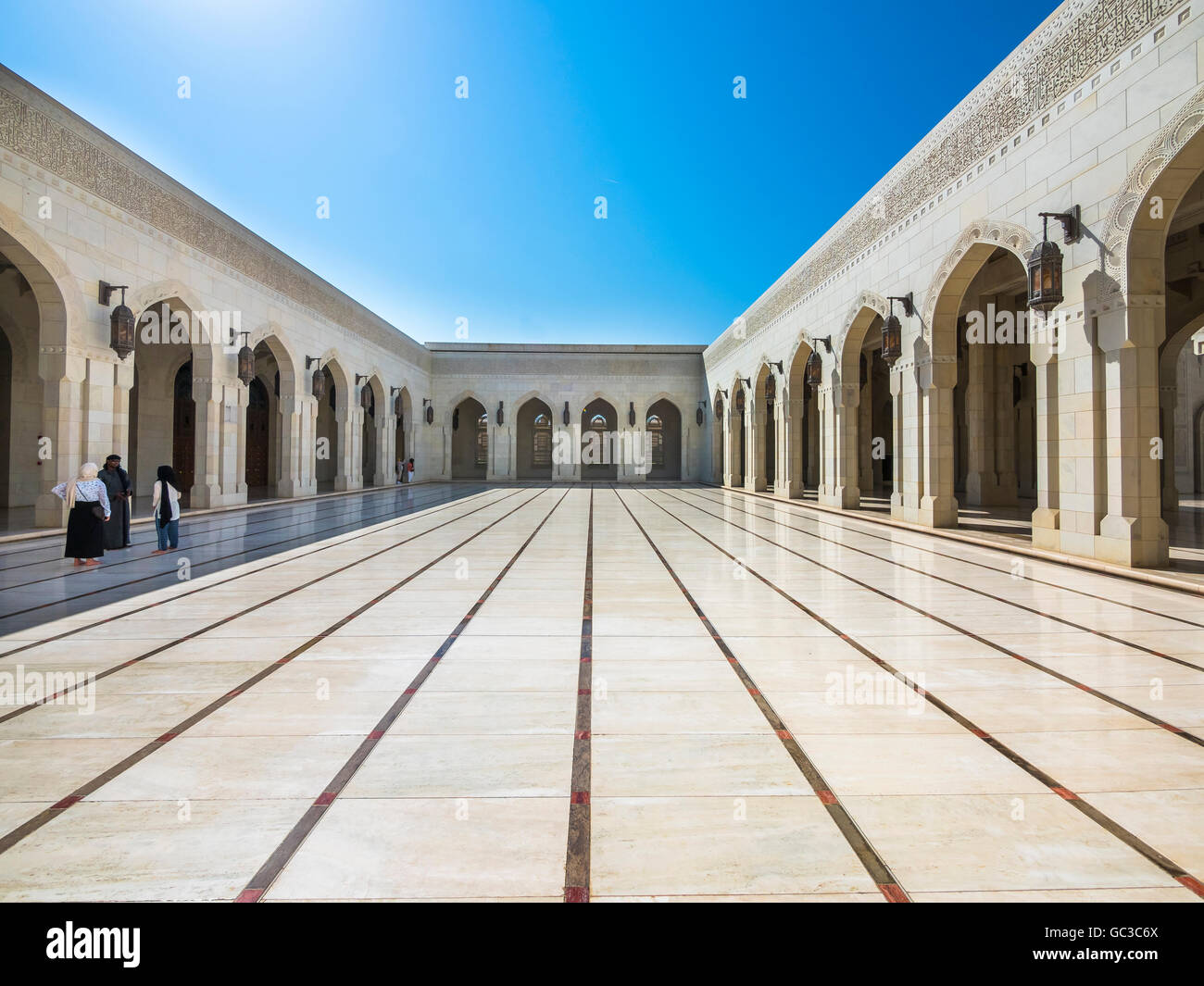 Courtyard, Sultan Qaboos Grand Mosque, Muscat, Oman Stock Photo - Alamy