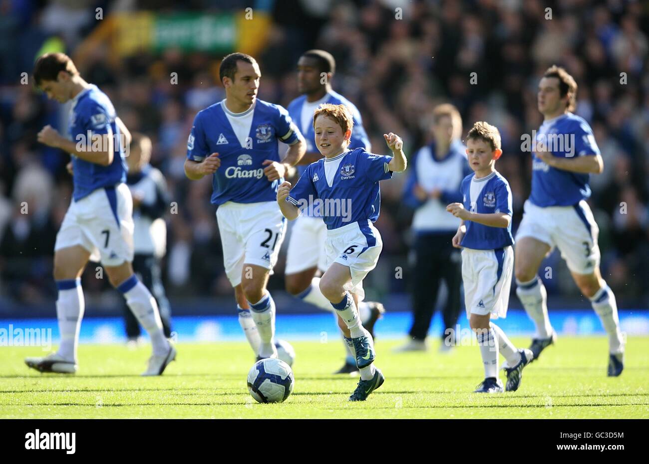 The Everton players and the day's mascots take to the pitch before kick ...