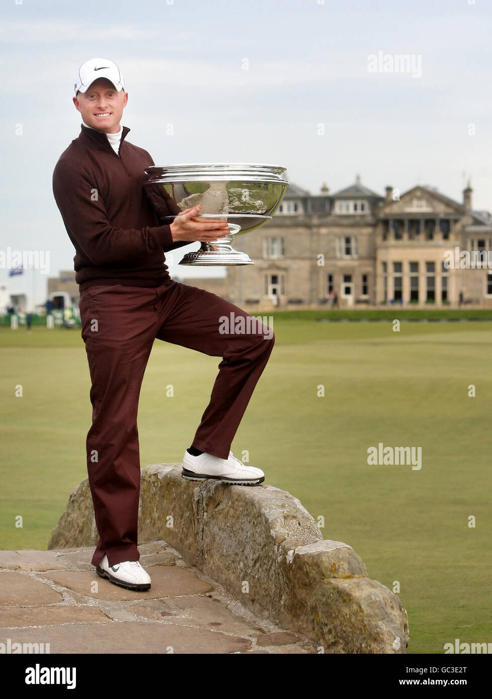 Britainimagescol simon dyson holds his trophy hi-res stock photography ...