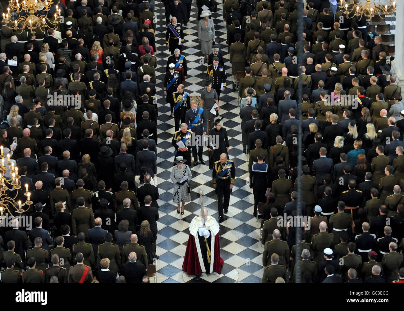 Members royal family including front back queen elizabeth ii hi-res ...