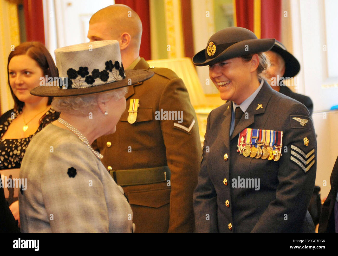 Queen elizabeth ii meets raf nurse flt sgt ann carter hi-res stock ...