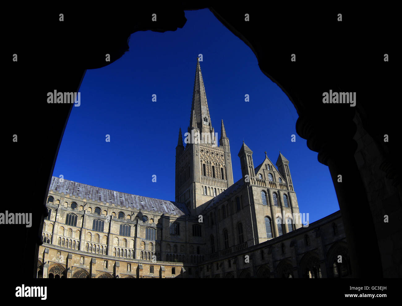 Buildings norwich cathedral hi-res stock photography and images - Alamy