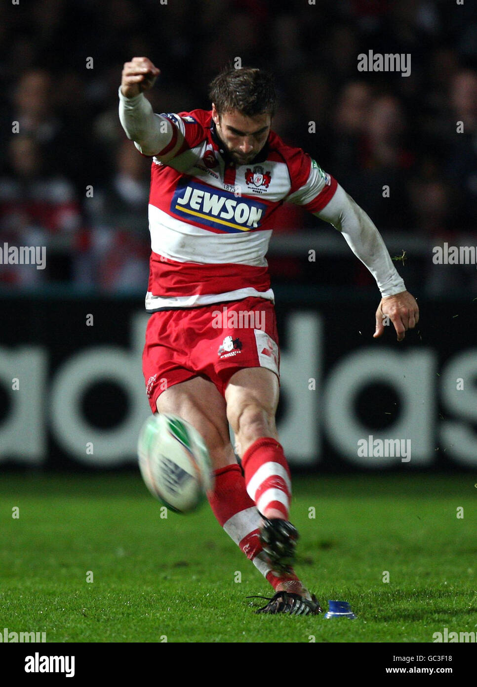 Rugbyu gloucester full length kicking mangis hi-res stock photography ...