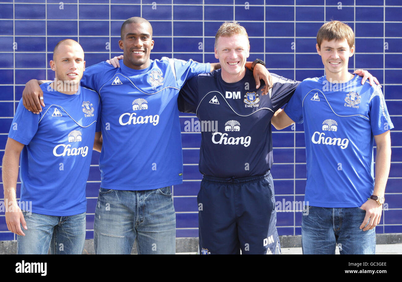 Everton manager David Moyes with new signings (from left) Johnny ...