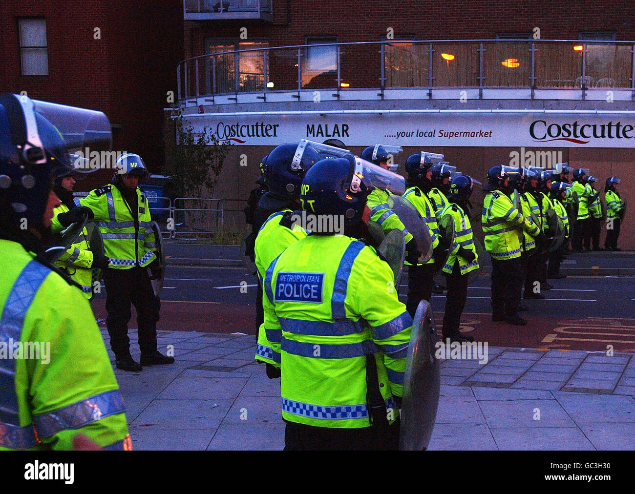 Riot police in harrow hi-res stock photography and images - Alamy