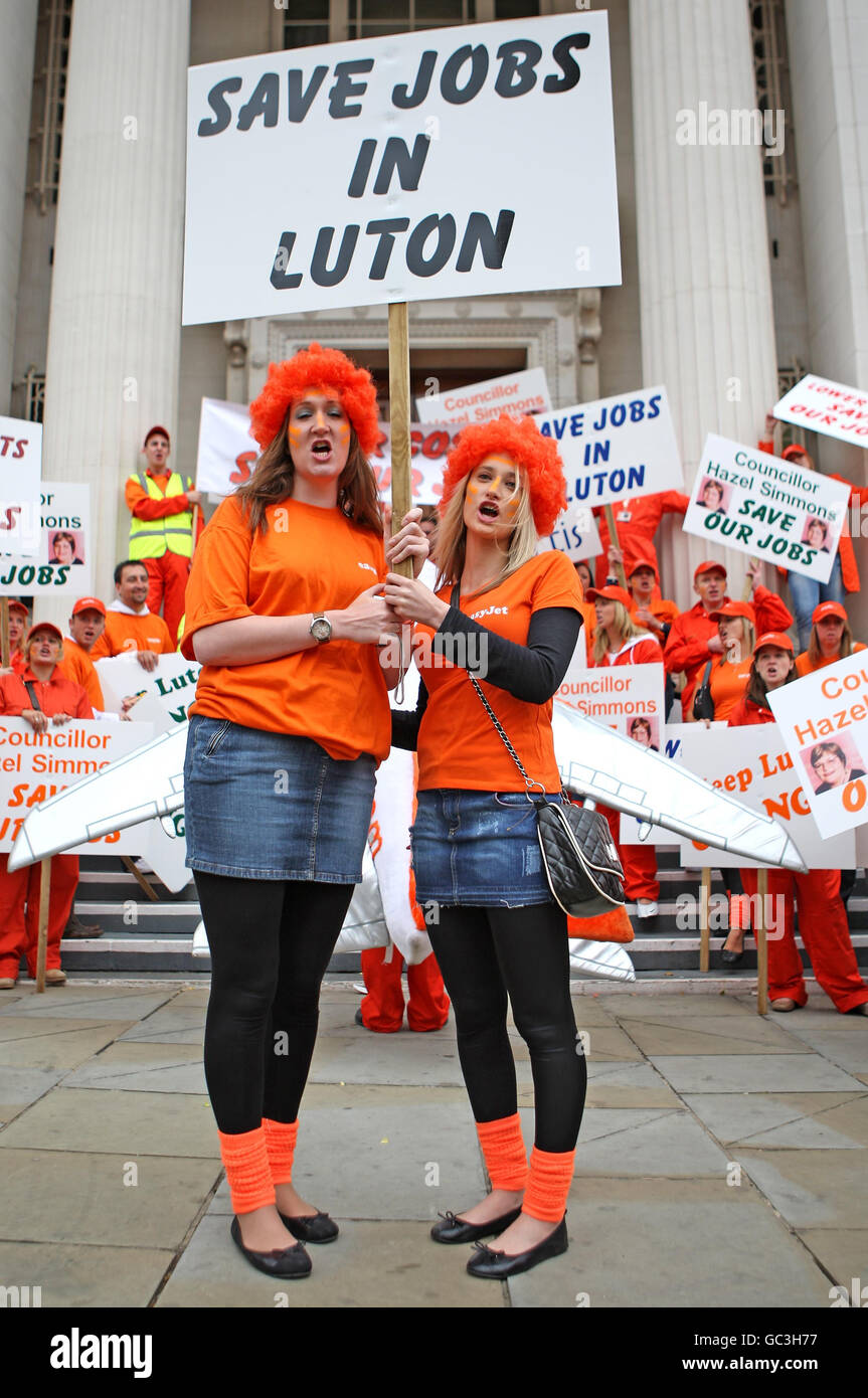 Easyjet cabin crew staff protest outside luton town council luton hi ...