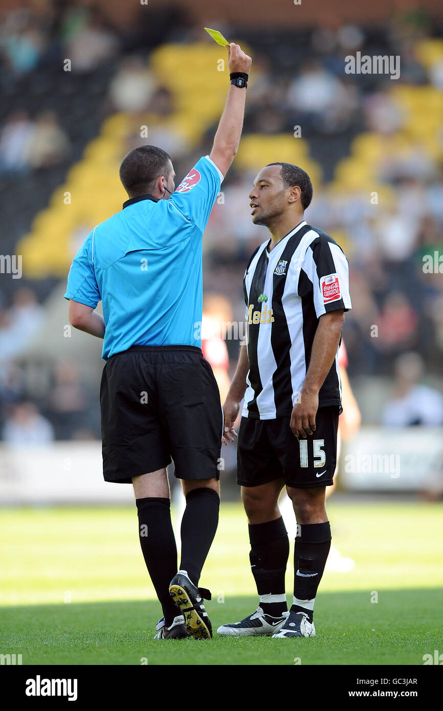 Referee Michael Oliver (left) shows Notts County's Karl Hawley a yellow card Stock Photo - Alamy